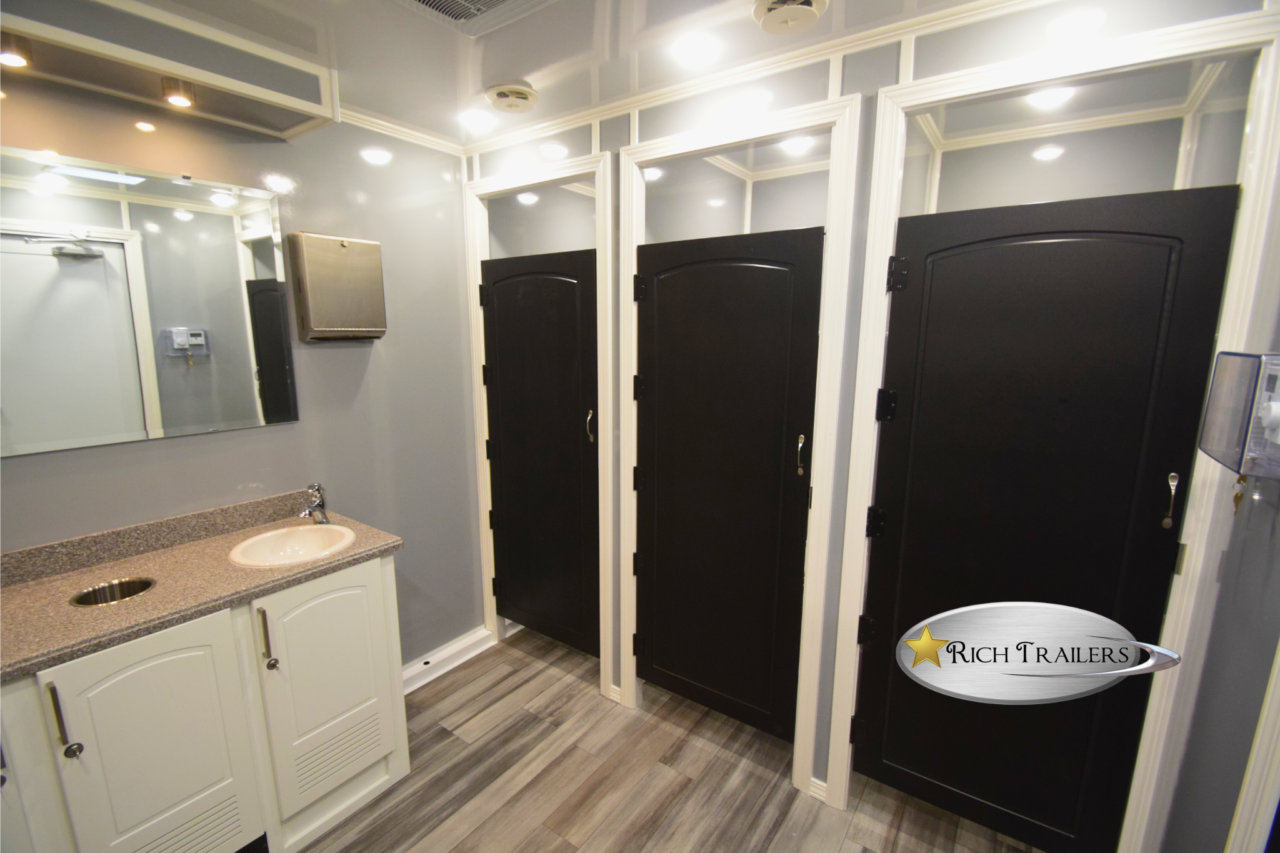 Oil Field Restroom Trailers - Rich Specialty Trailers
